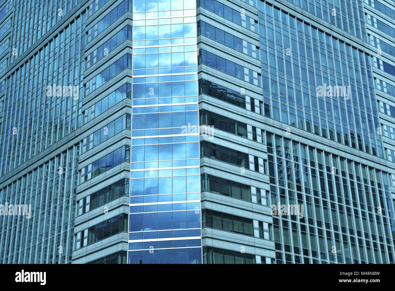 Skyscraper reflection office hi-res stock photography and images - Alamy