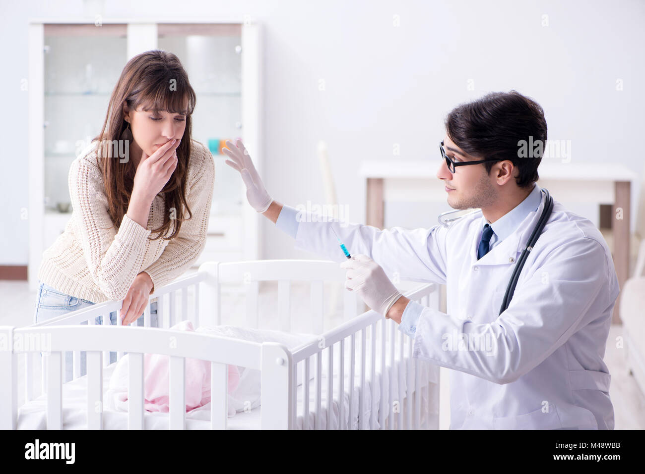 Doctor explaining to young mother Stock Photo - Alamy