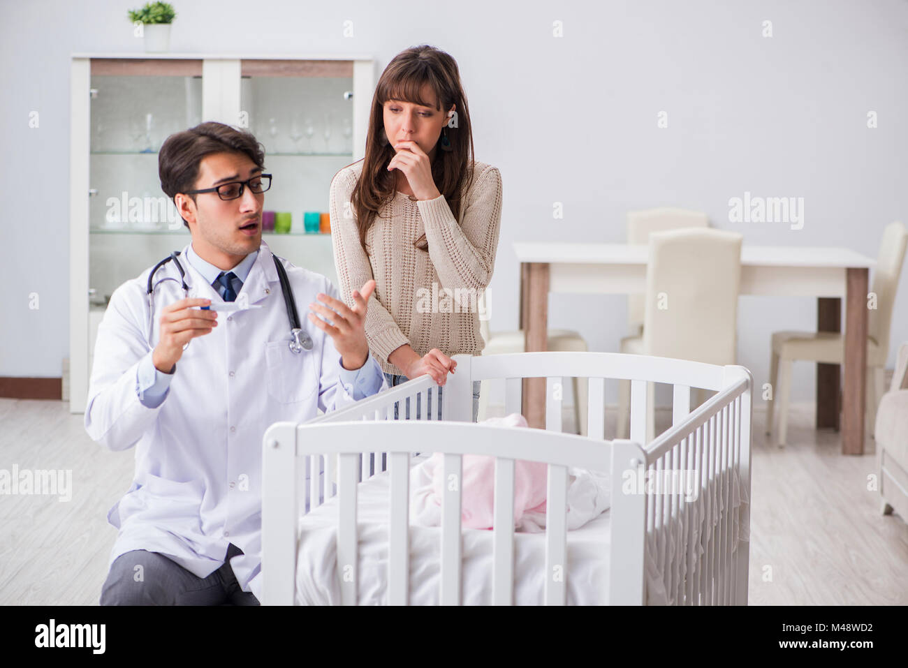 Doctor explaining to young mother Stock Photo - Alamy