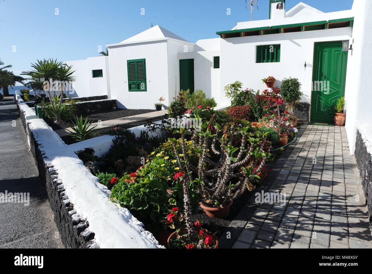 Row houses spain hi-res stock photography and images - Alamy