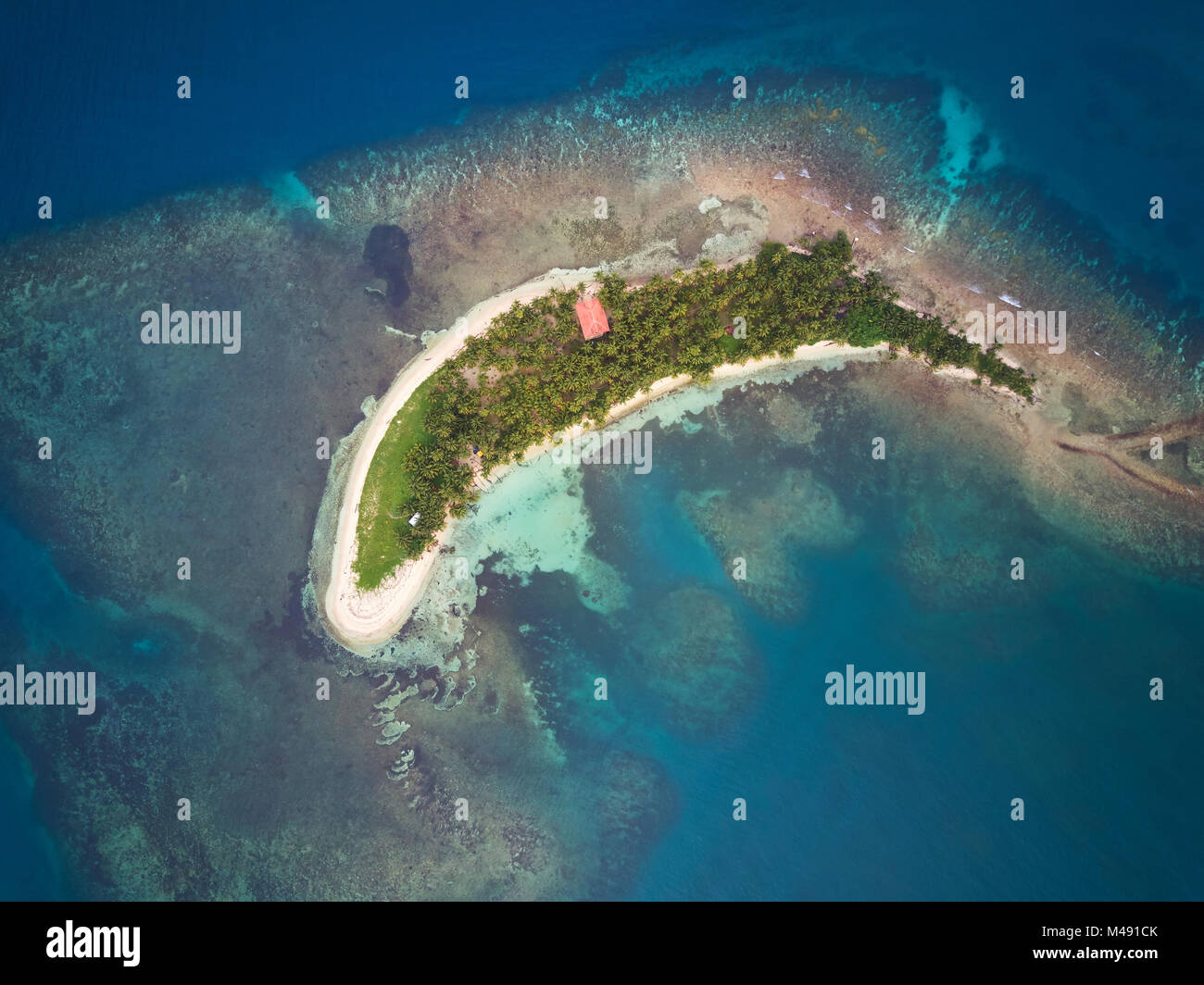 Atoll island above view in blue caribbean sea water Stock Photo - Alamy