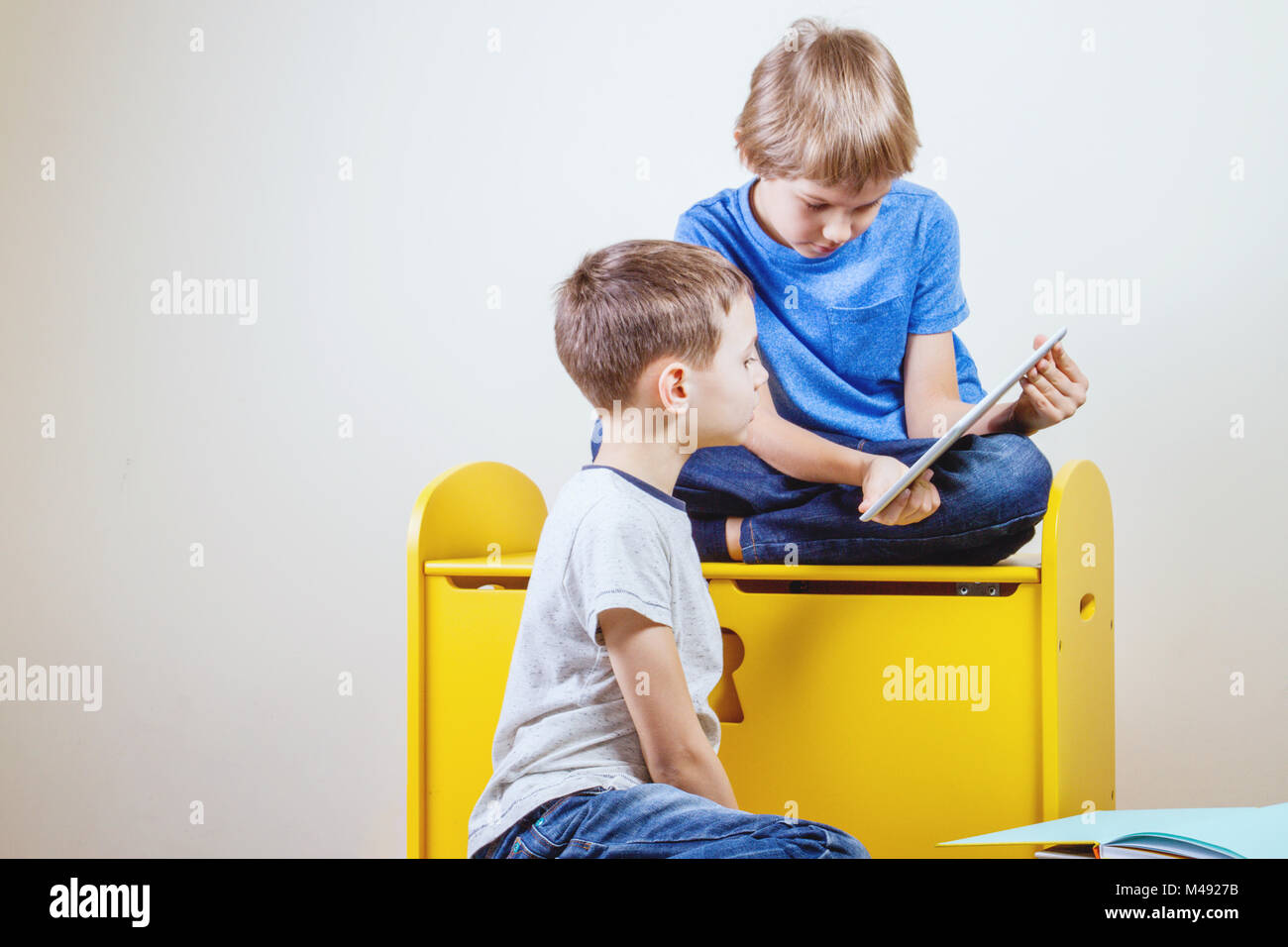 Children playing computer school hi-res stock photography and images ...