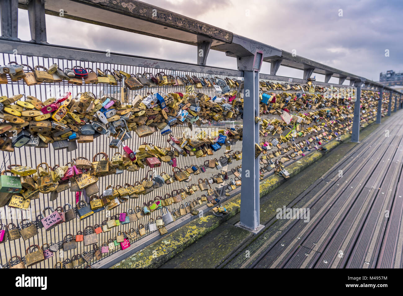 Locks on bridge paris hi-res stock photography and images - Alamy