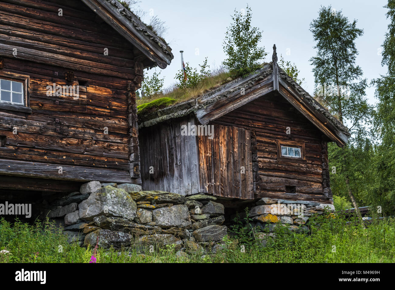 Old timber hut Stock Photo - Alamy