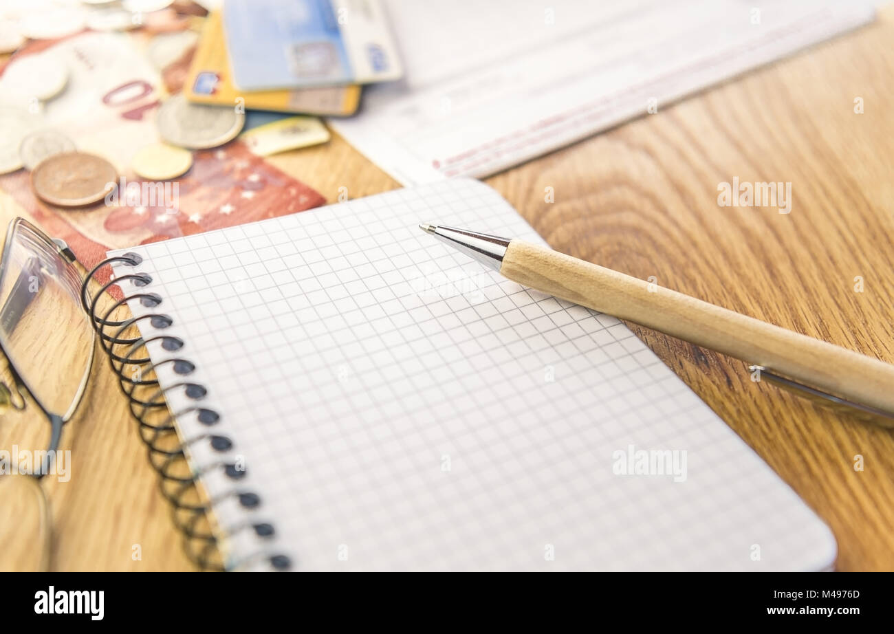 Blank notepad and pen hi-res stock photography and images - Alamy