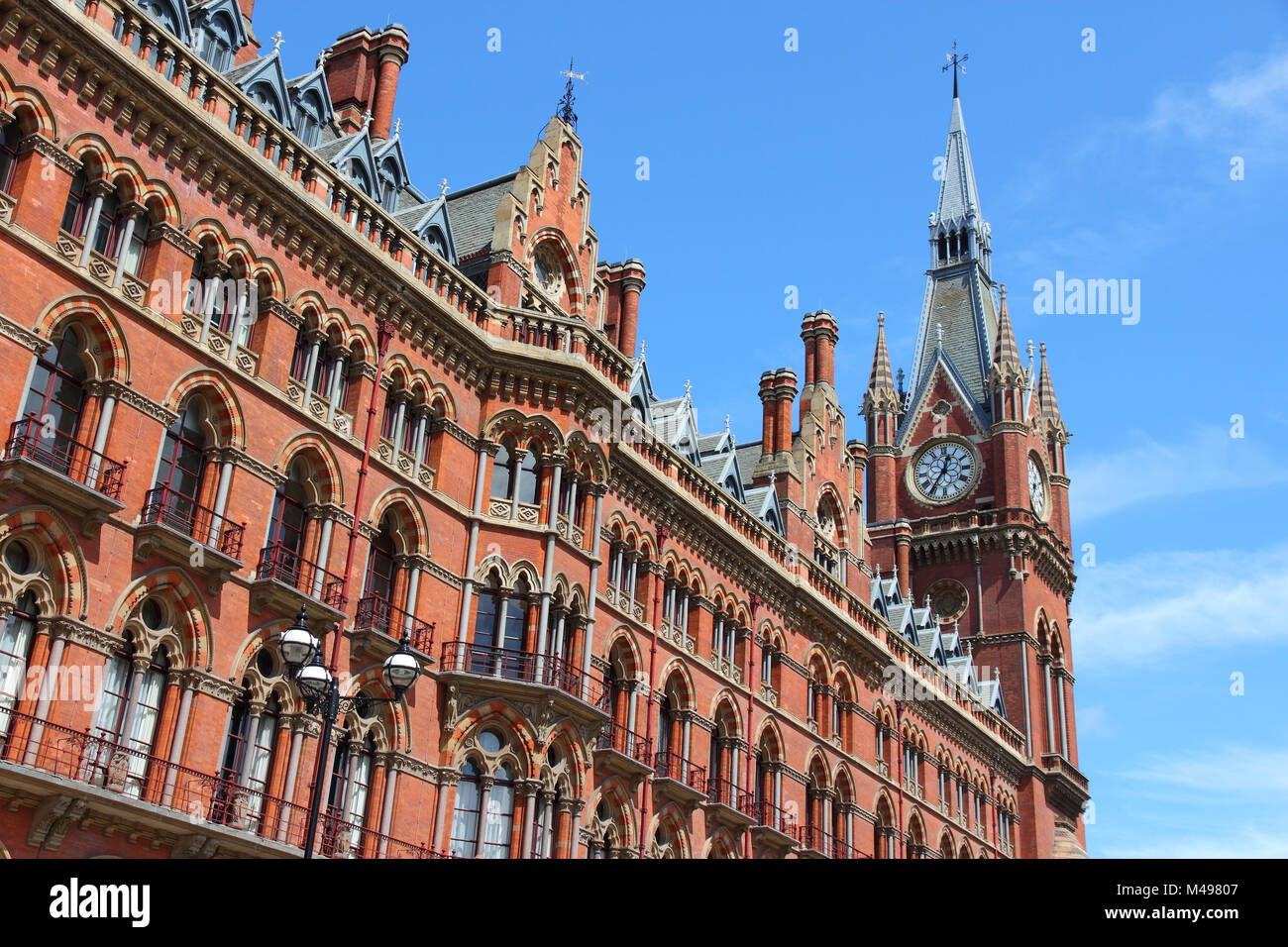 Railway station clock uk vintage hi-res stock photography and images ...