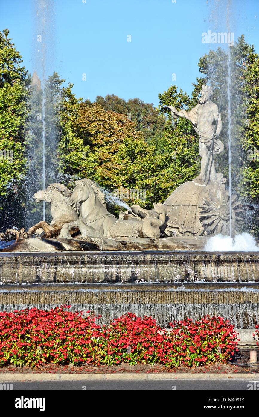 Fountain of Neptune (Fuente de Neptuno) - one of the most famous ...