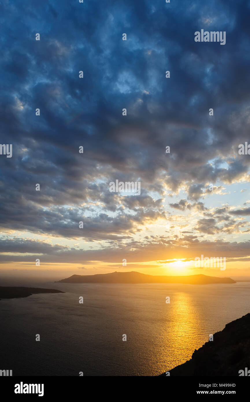 Santorini sun sunset dusk twilight hi-res stock photography and images ...