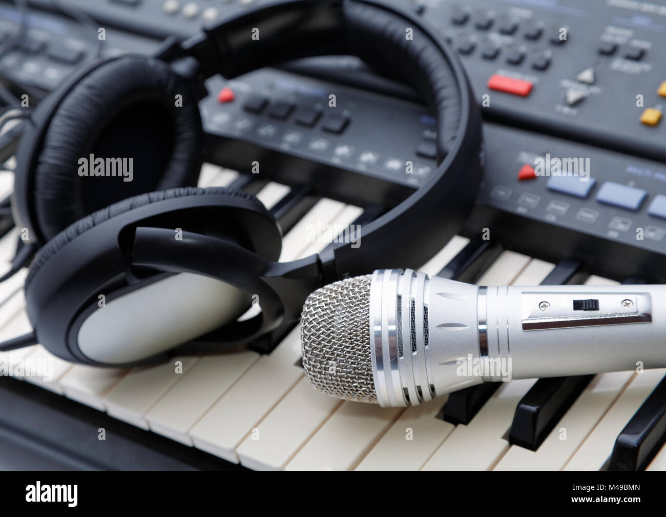 Keyboard piano microphone hi-res stock photography and images - Alamy