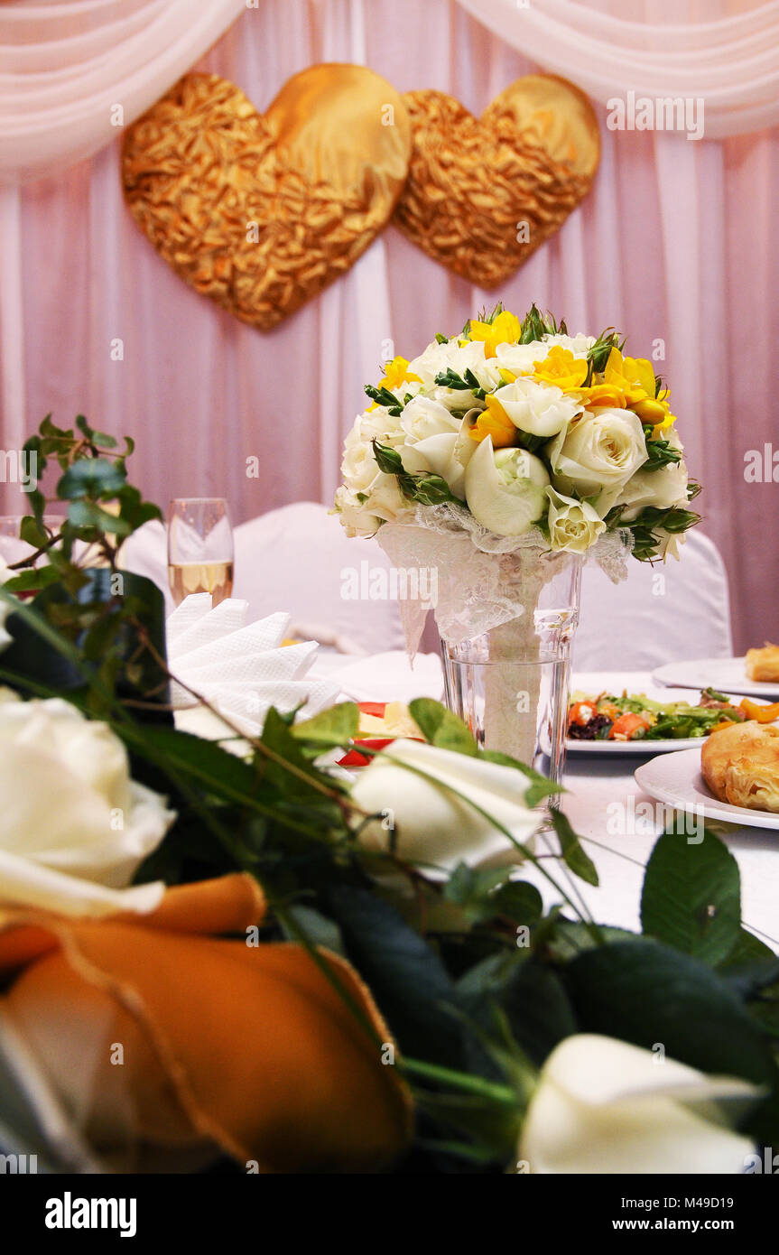 Wedding bouquets on table at reception dinner party Stock Photo - Alamy