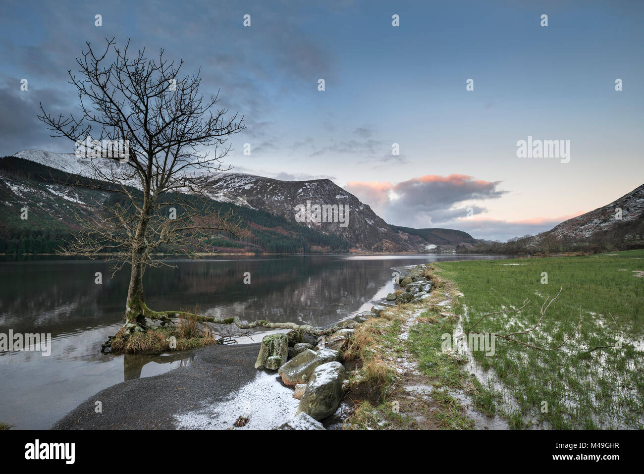 Beautiful sunrise landscape image in Winter of Llyn Cwellyn in ...