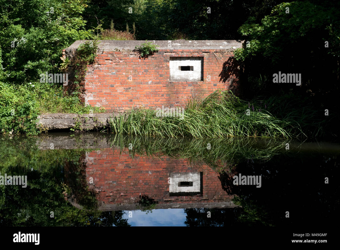 Second World War era defensive Type 28A pill box along the Kennet and ...