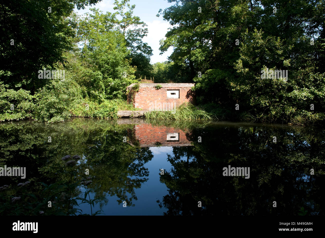Second World War era defensive Type 28A pill box along the Kennet and ...