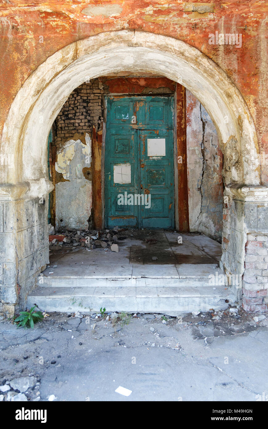 old door and the arch in the crumbling building Stock Photo - Alamy