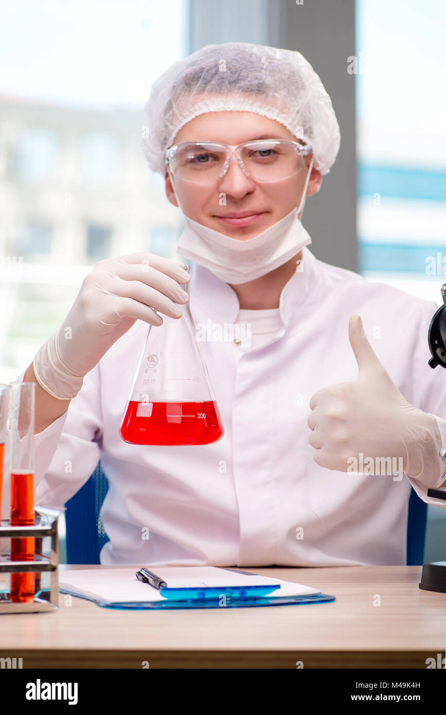 Man working in the chemical lab on science project Stock Photo - Alamy