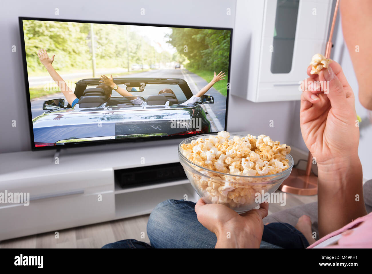 Movie sofa watching popcorn hi-res stock photography and images - Alamy