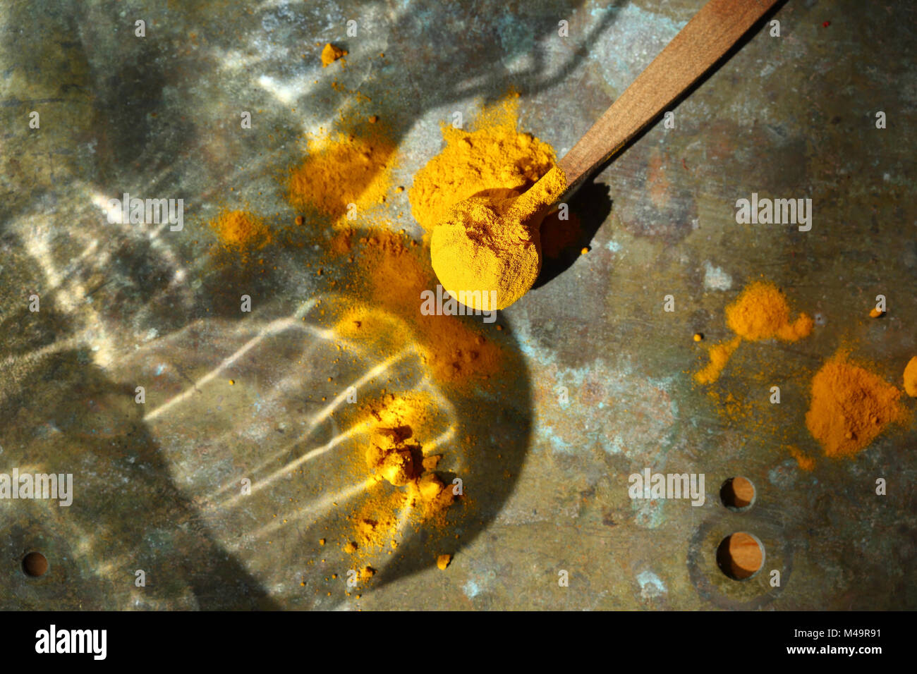 Turmeric powder on wood spoon above Stock Photo - Alamy