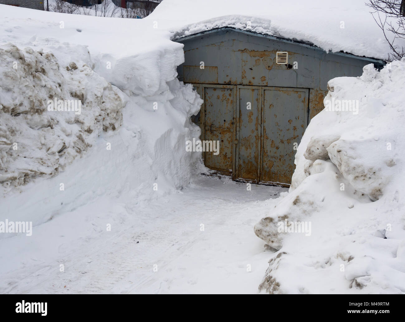 Snowfall garage door hi-res stock photography and images - Alamy