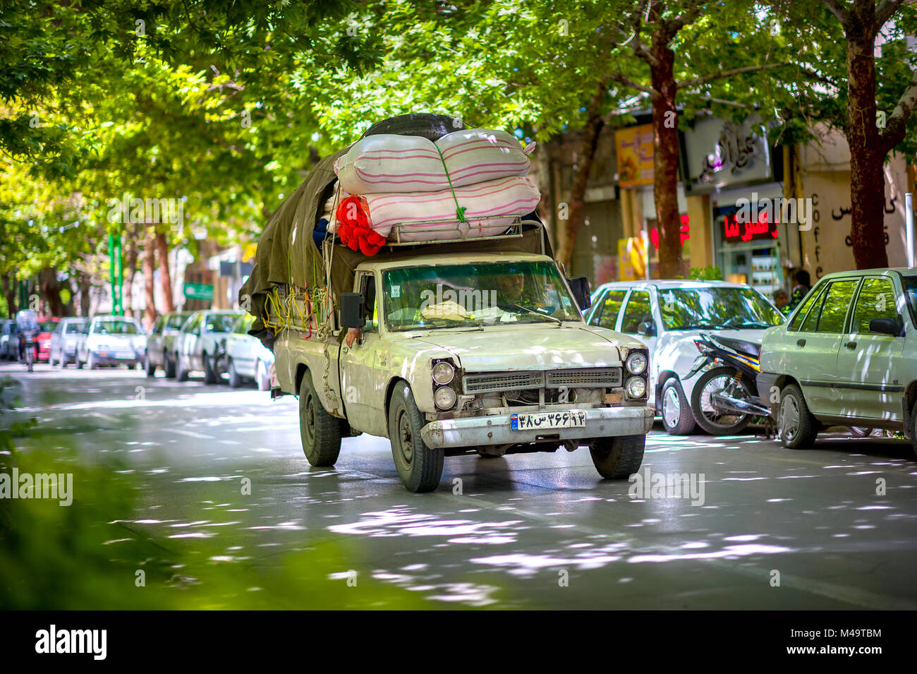 Overloaded car hi-res stock photography and images - Alamy
