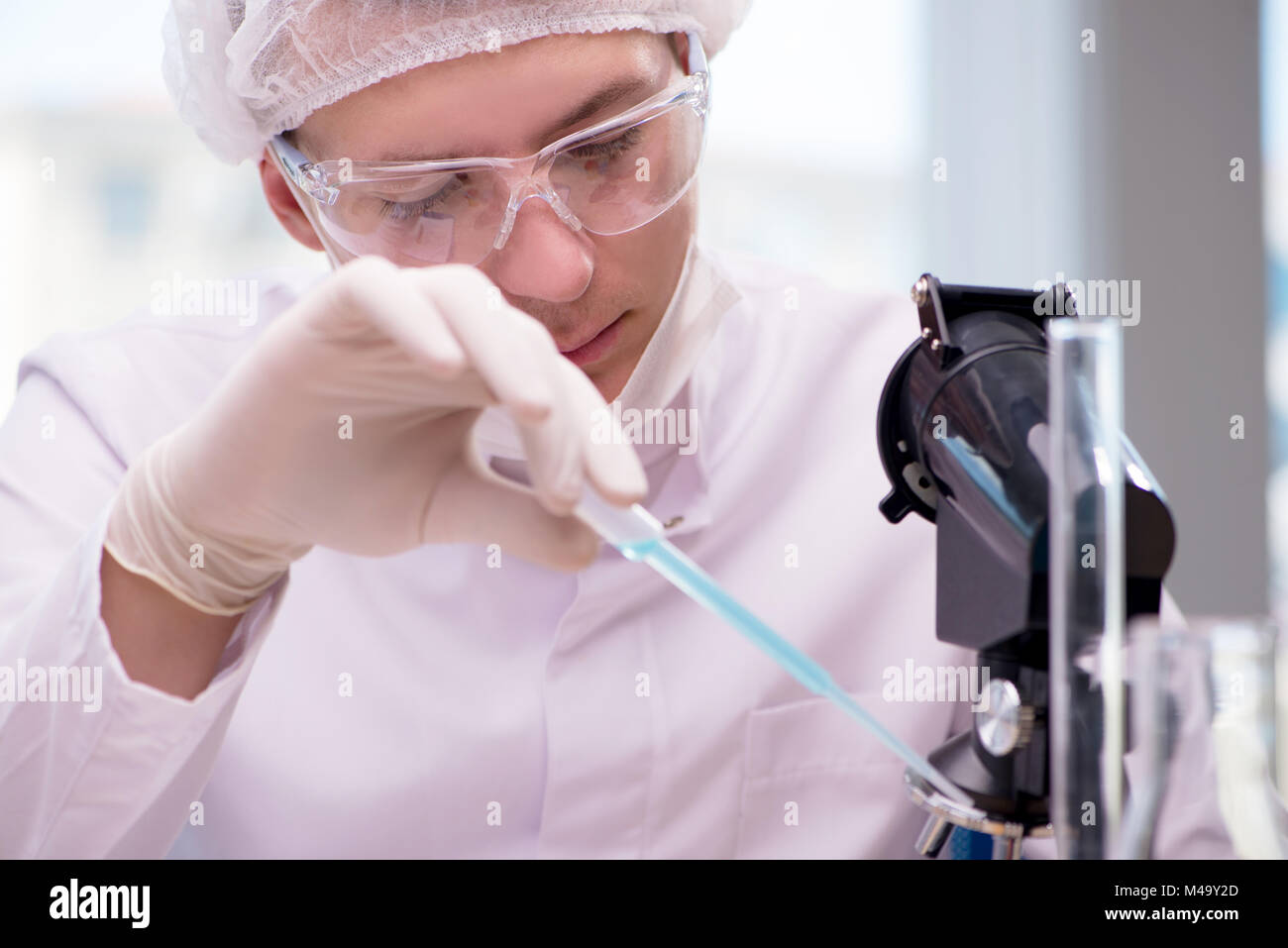 Man working in the chemical lab on science project Stock Photo - Alamy