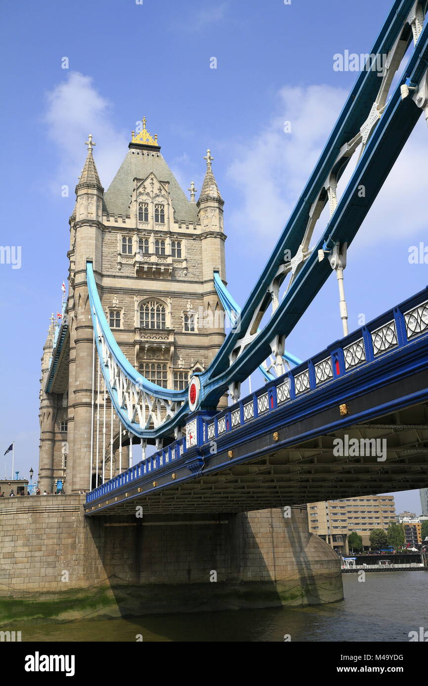 Bascule bridge in london hi-res stock photography and images - Alamy