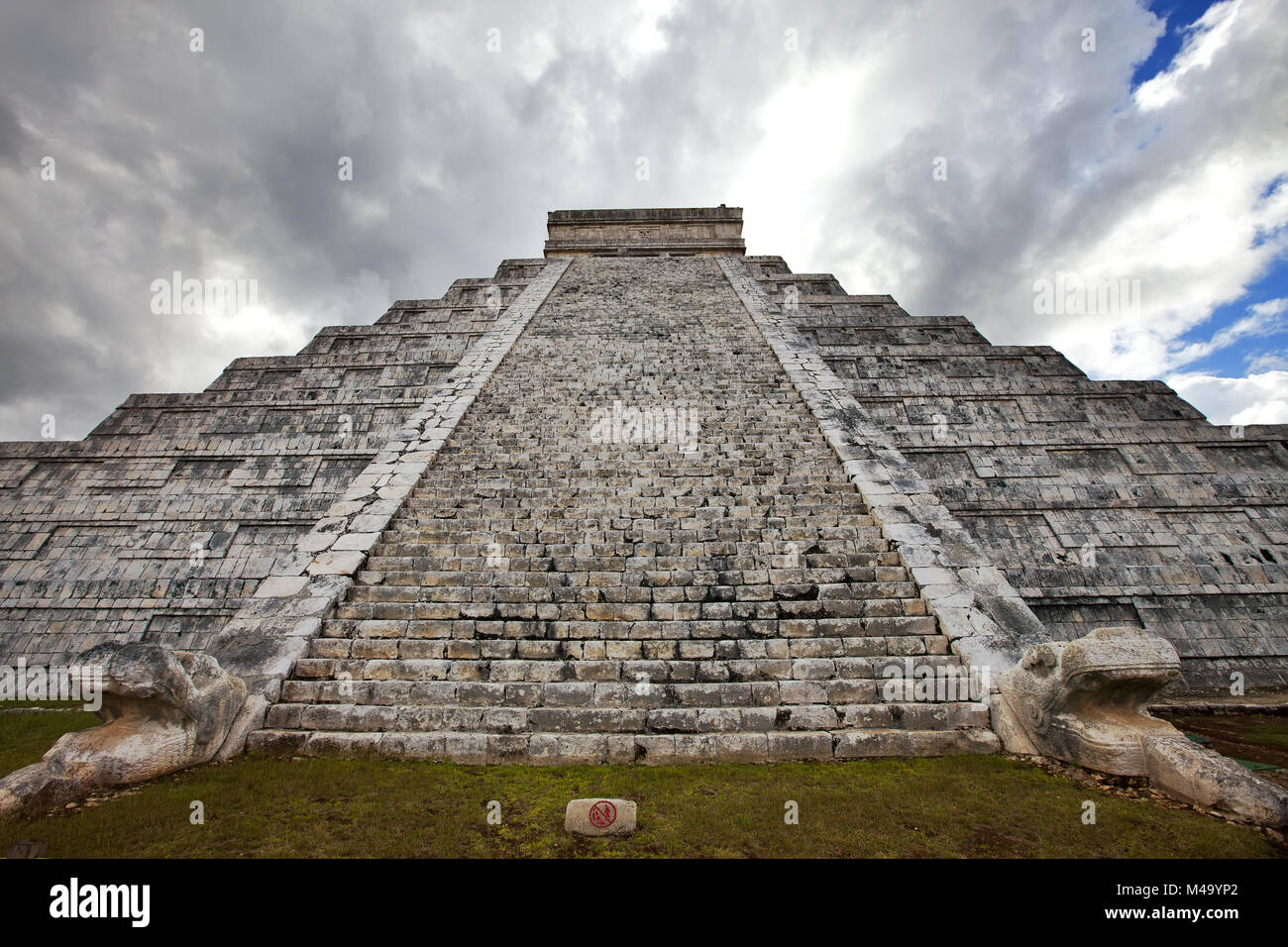 Kukulkan Pyramid in Chichen Itza on the Yucatan Stock Photo - Alamy