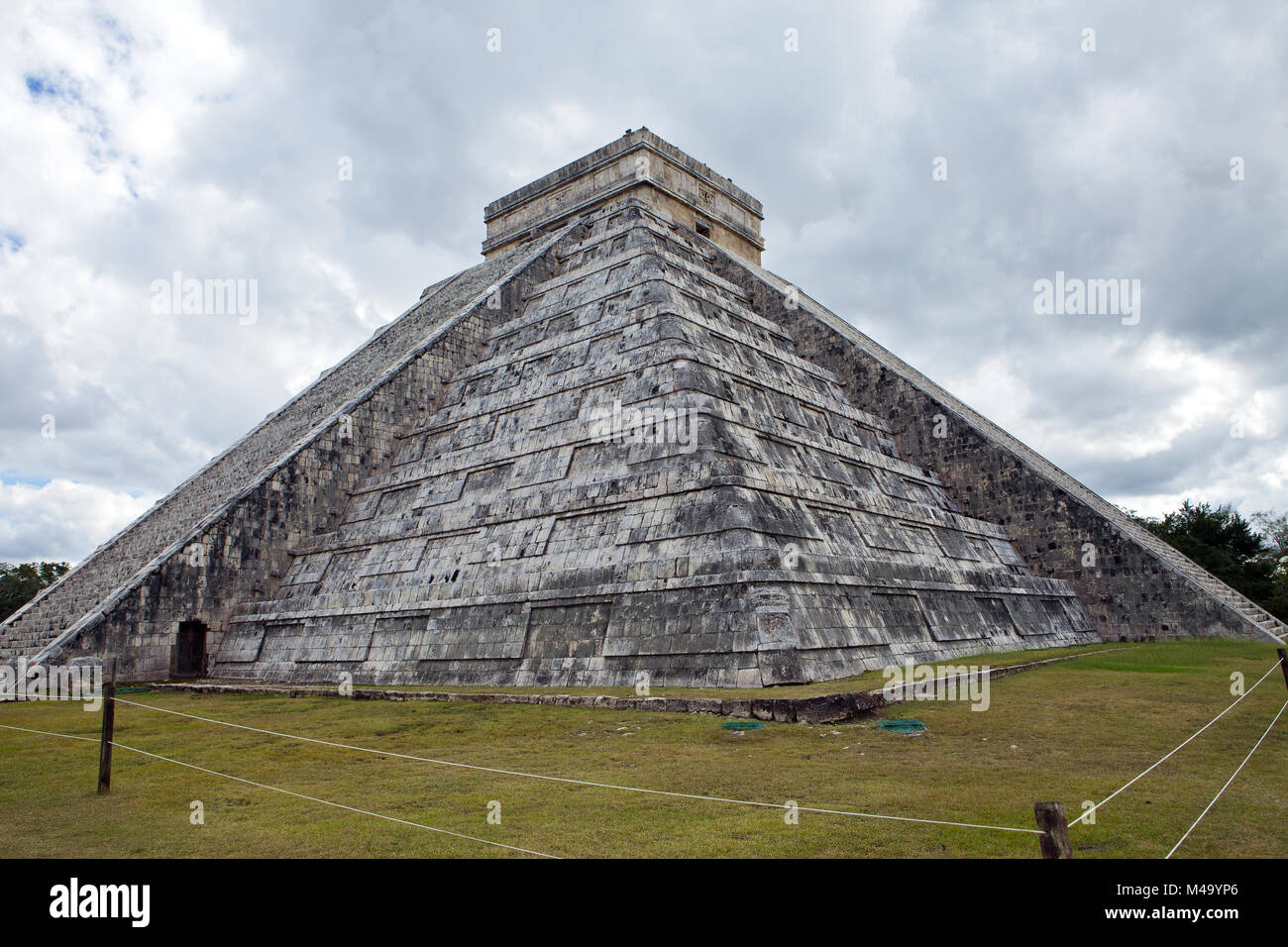 Pyramid of the kukulkan hi-res stock photography and images - Alamy