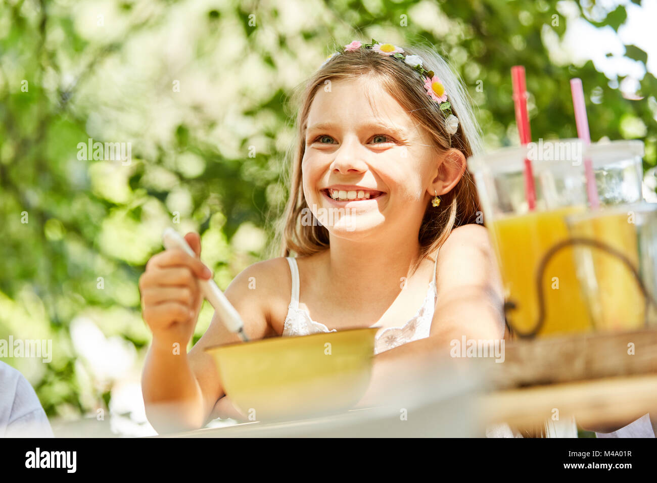School girl eating breakfast hi-res stock photography and images - Alamy