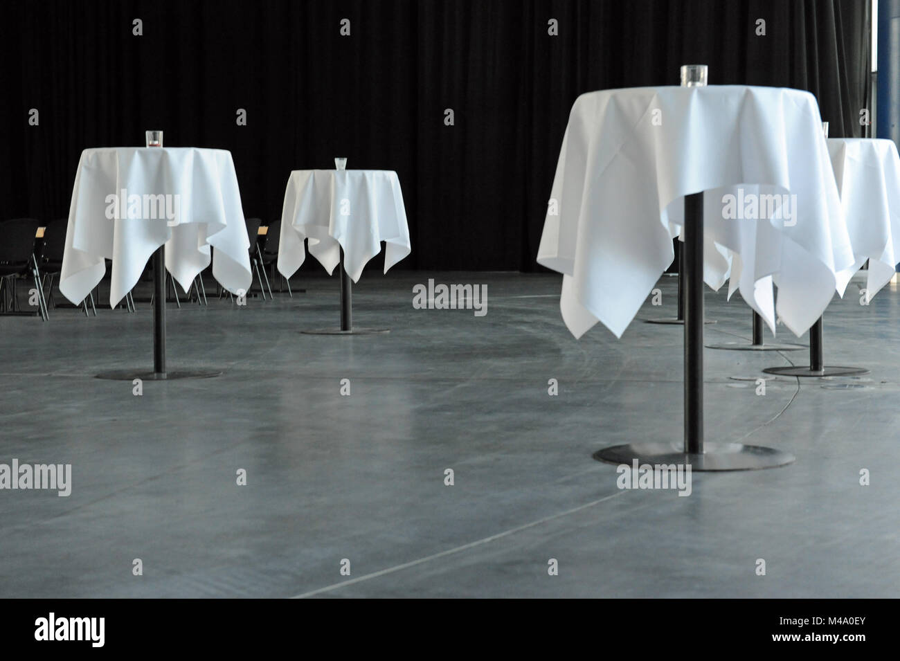 Round white tables hi-res stock photography and images - Alamy