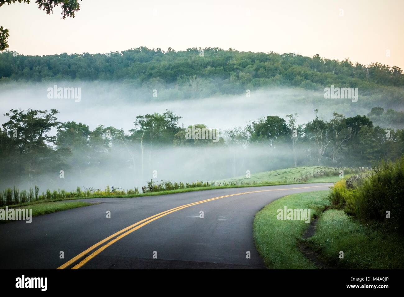 fog rolling through blue ridge parkway farm lands Stock Photo - Alamy