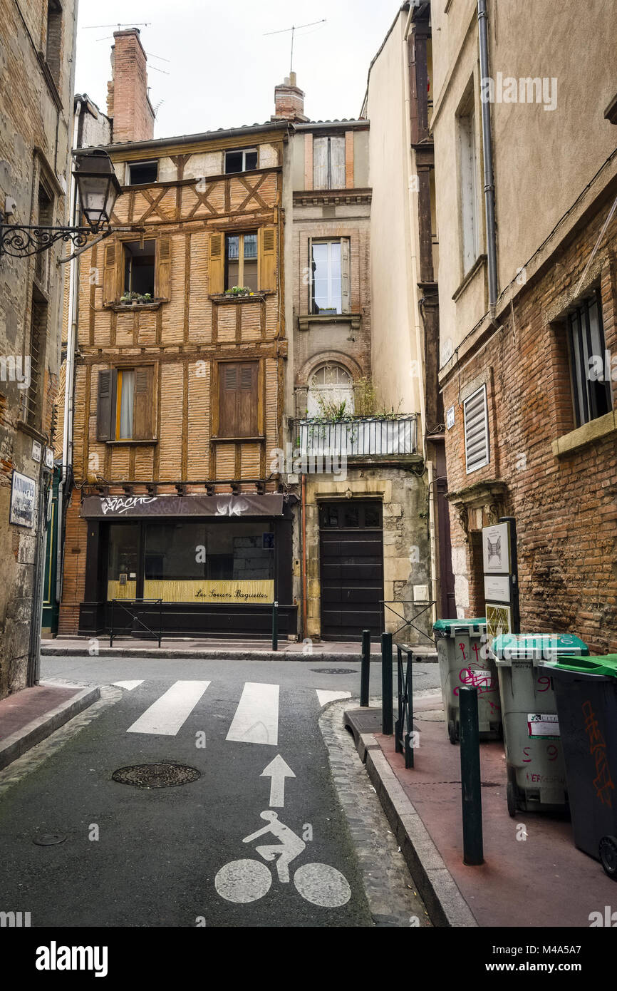Vertical shot alleyway street hi-res stock photography and images - Alamy