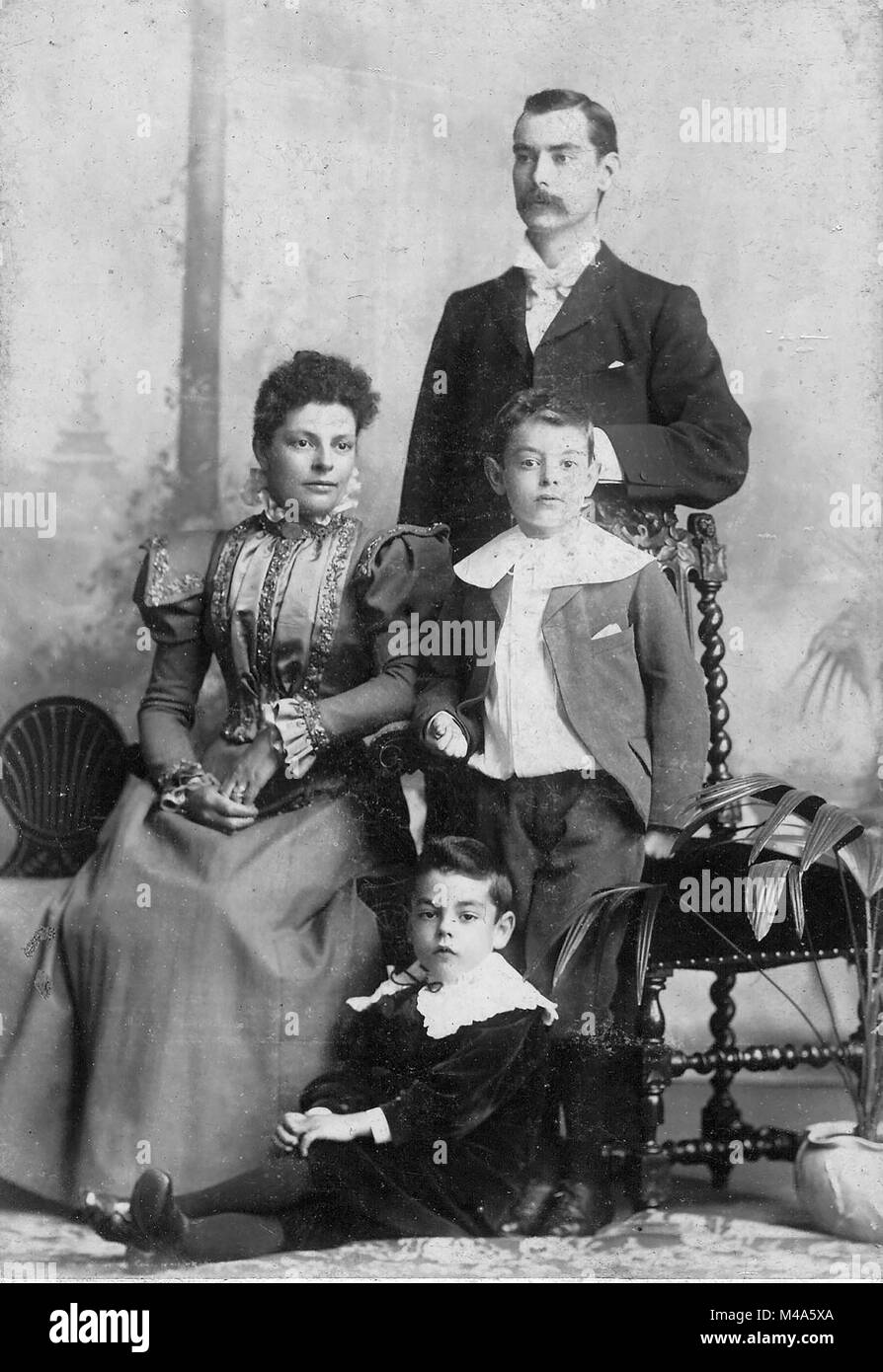 Group photograph of a Victorian family Stock Photo - Alamy