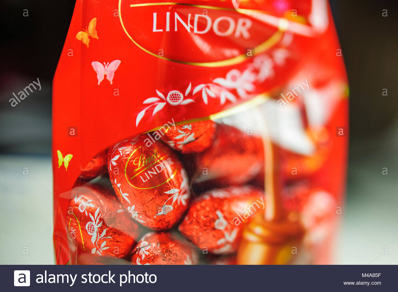 Lindt Lindor Chocolate Stock Photos & Lindt Lindor Chocolate Stock ...