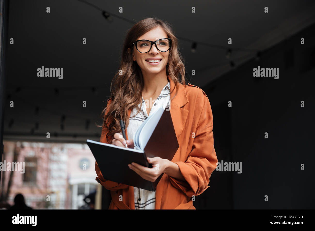 Student making notes outside hi-res stock photography and images - Alamy
