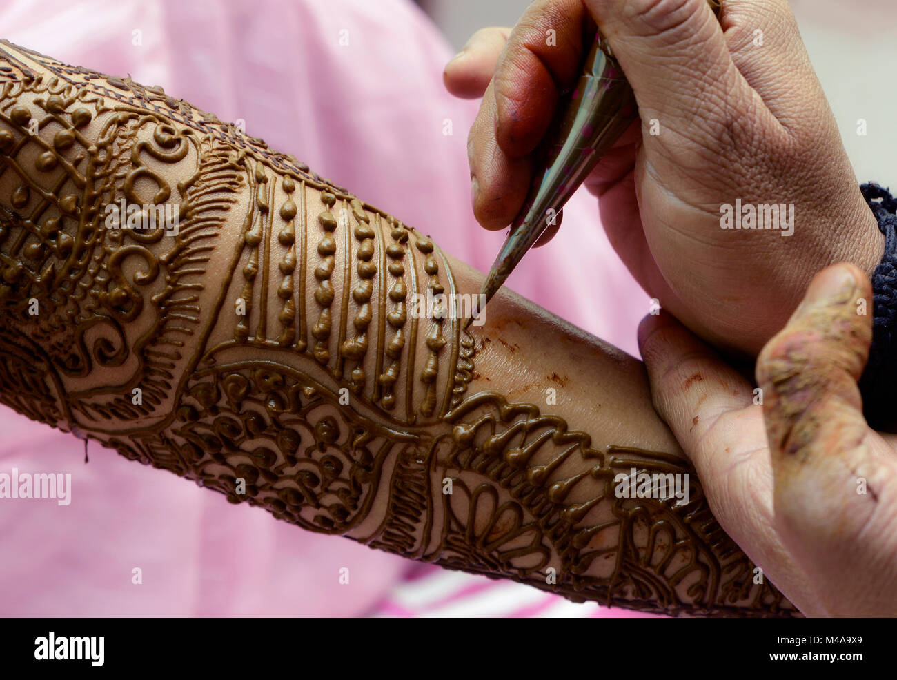 Woman painting henna on the hand Stock Photo - Alamy