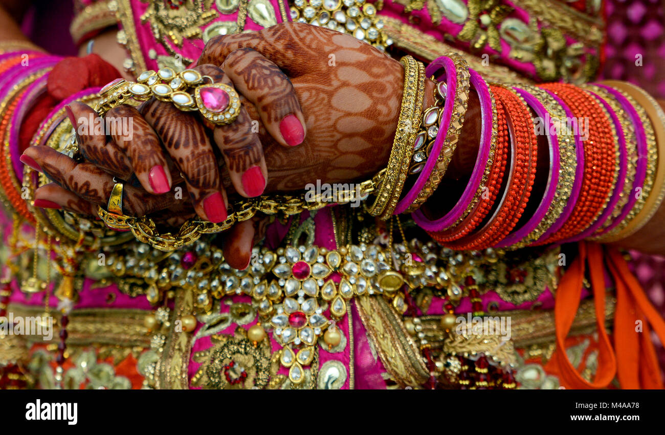 Beautifully decorated Indian bride hands Stock Photo - Alamy