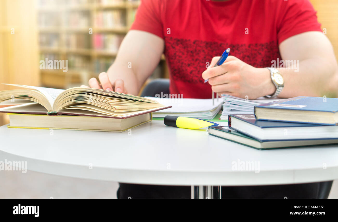 Man in library hi-res stock photography and images - Alamy