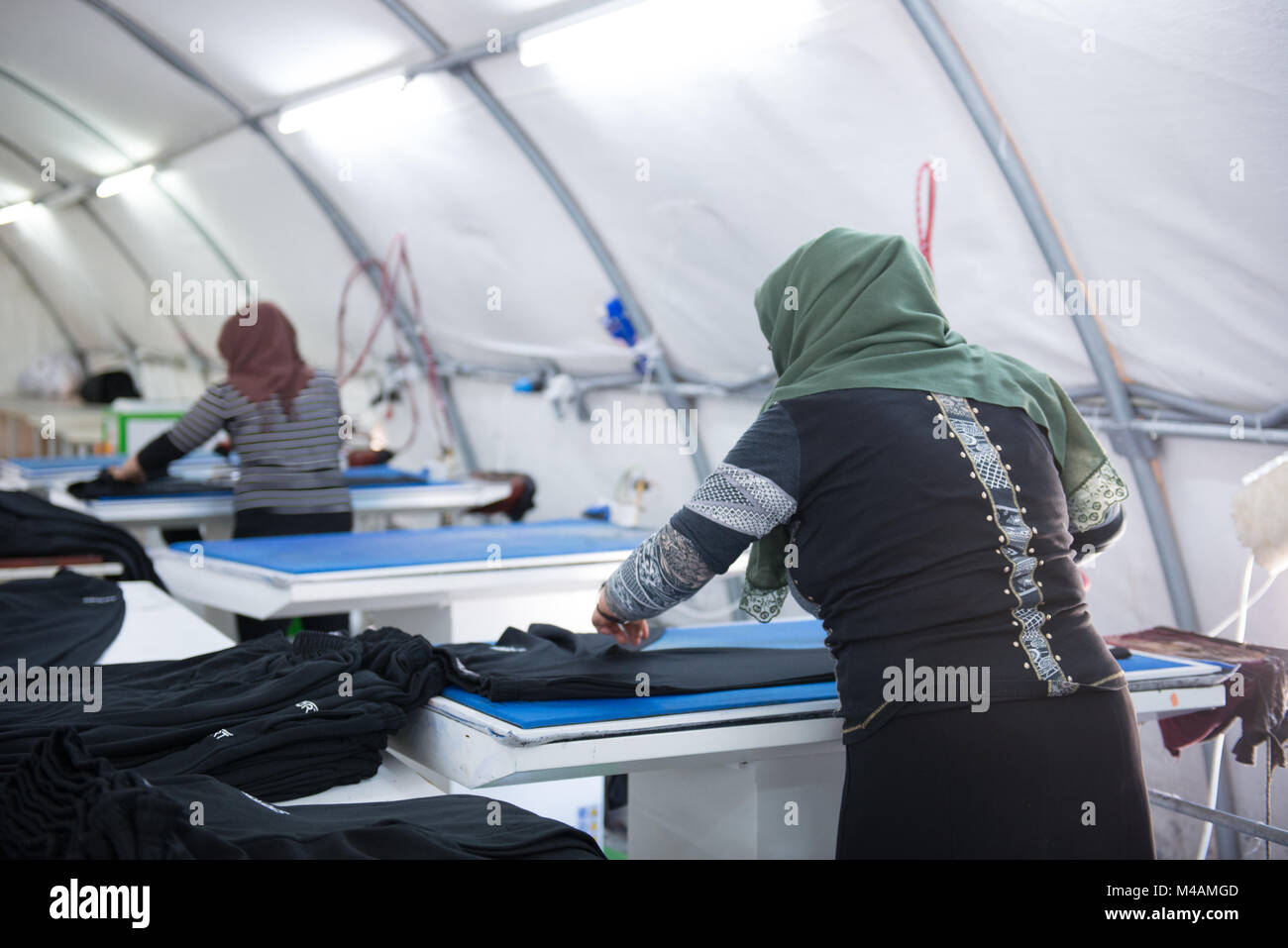 Refugee women sheltered in the Suruç camp in Turkey near the border ...