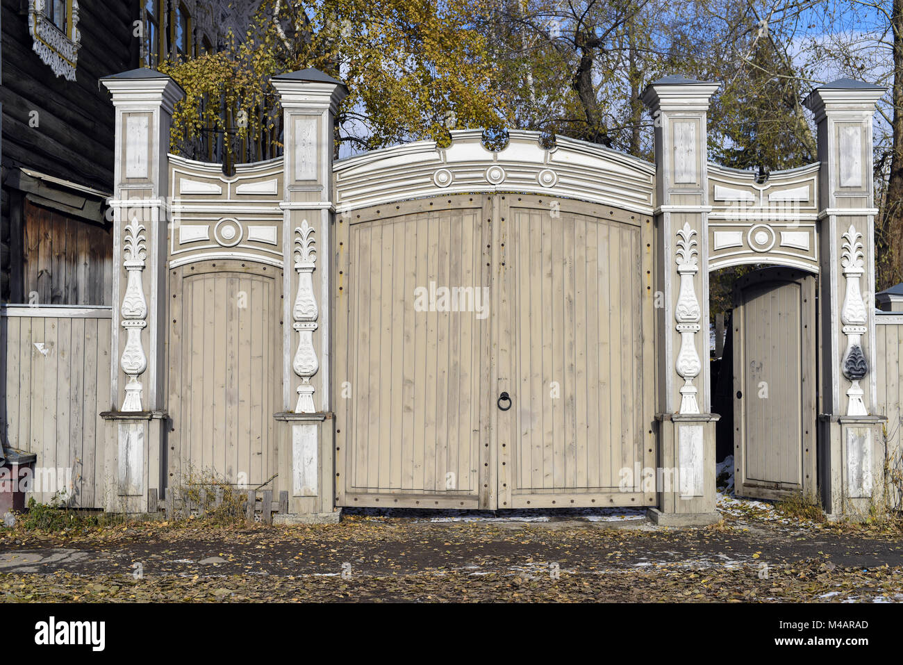 Old building gate hi-res stock photography and images - Alamy