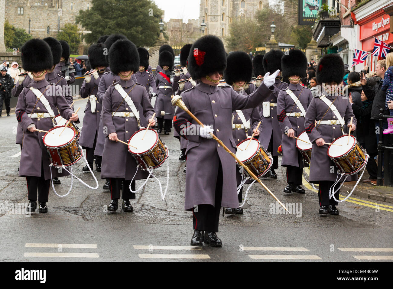 Coldstream guards soldier on duty at windsor castle hi-res stock photography and images - Alamy