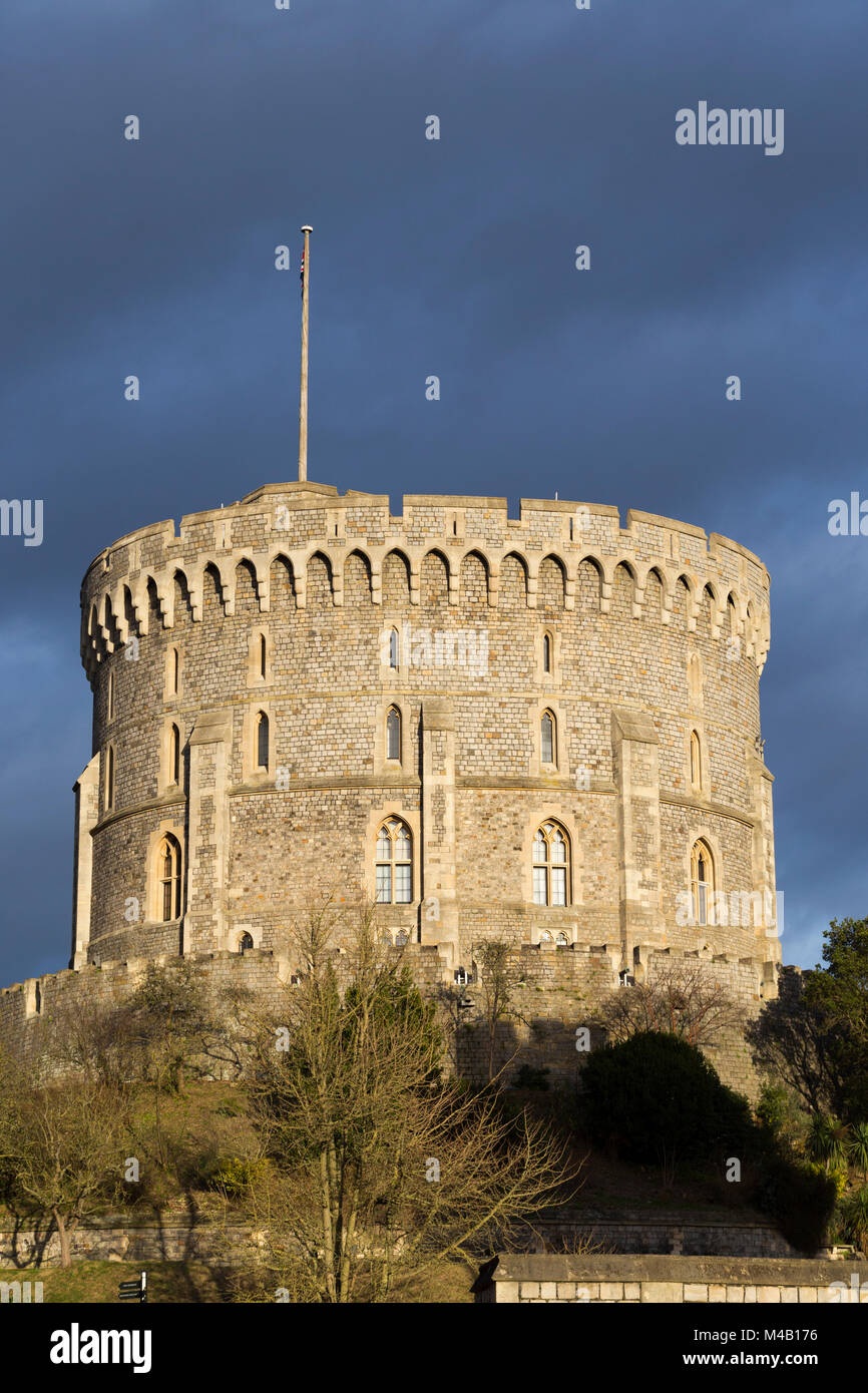 Windsor castle round tower and flag hi-res stock photography and images ...