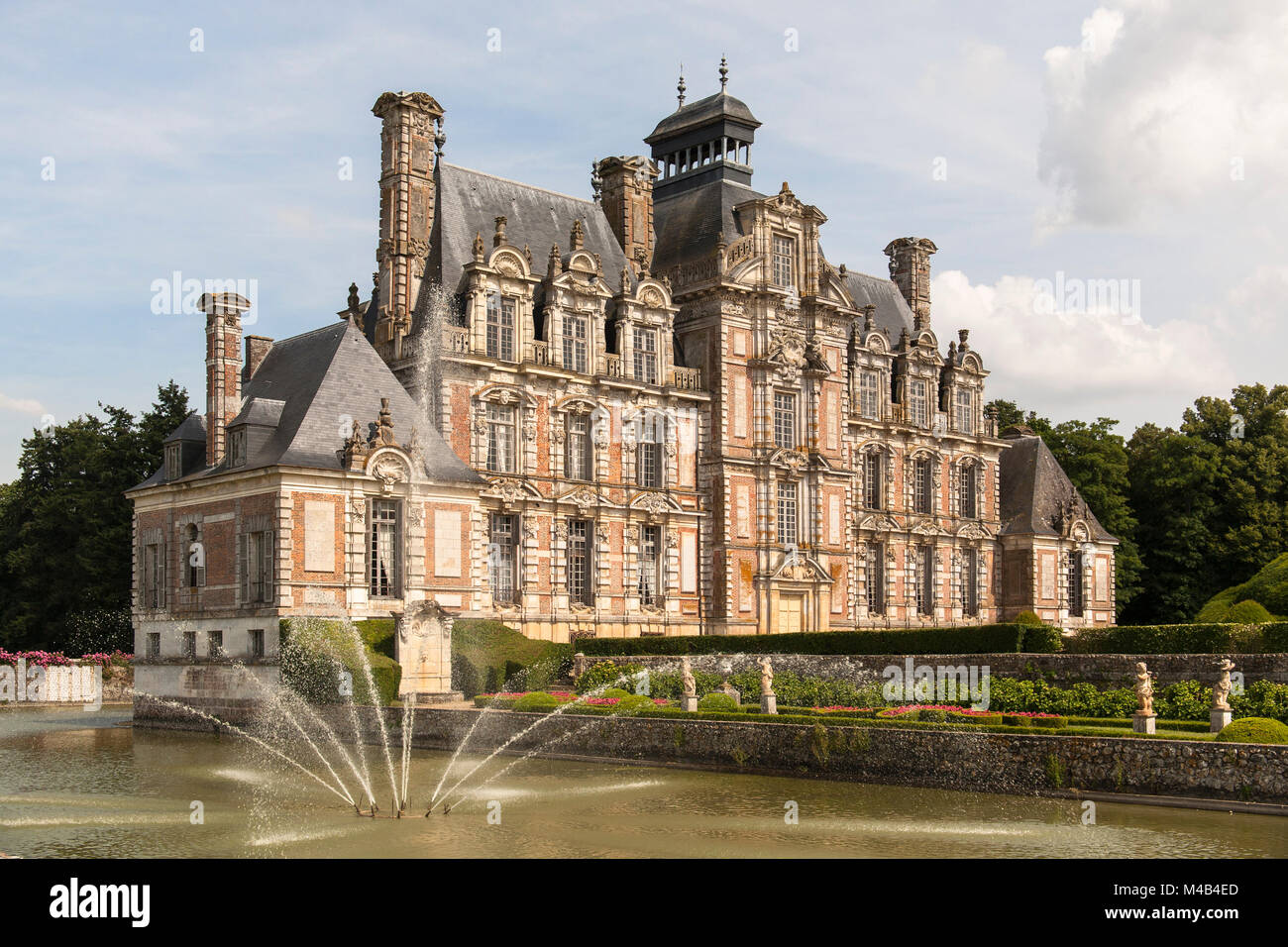 17th century french chateau style hi-res stock photography and images ...