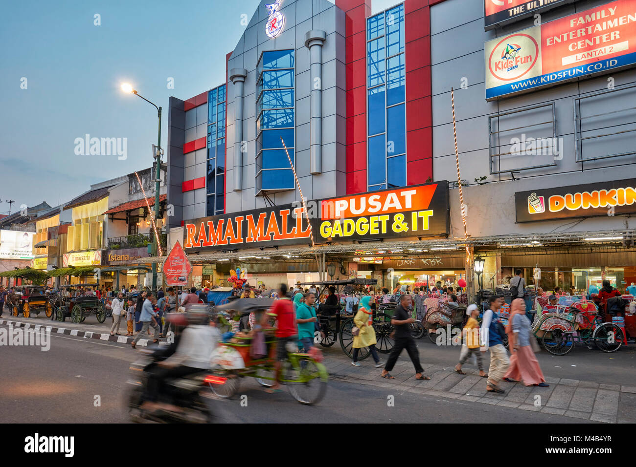 Indonesia people city crowd street hi-res stock photography and images ...