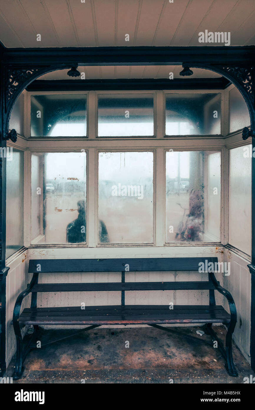 Bus bench hi-res stock photography and images - Alamy