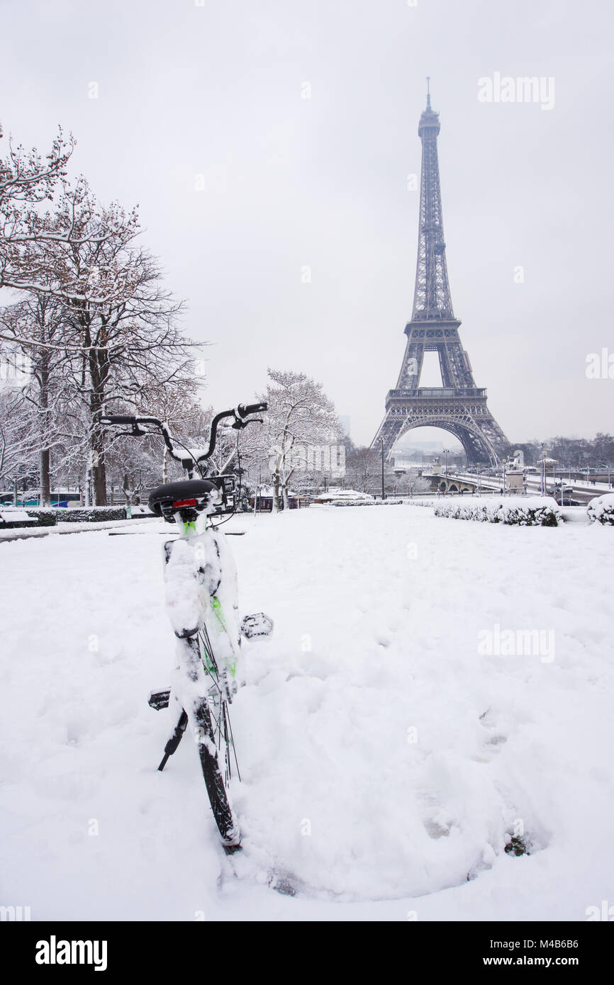 Snow in Paris with bicycle at the Trocadero Stock Photo - Alamy