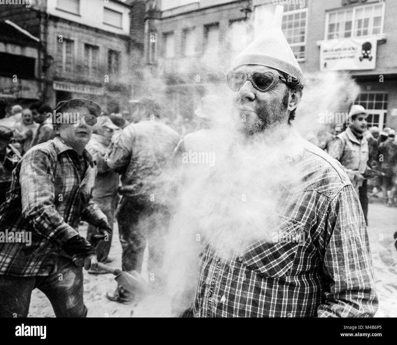 Throwing flour face hi-res stock photography and images - Alamy