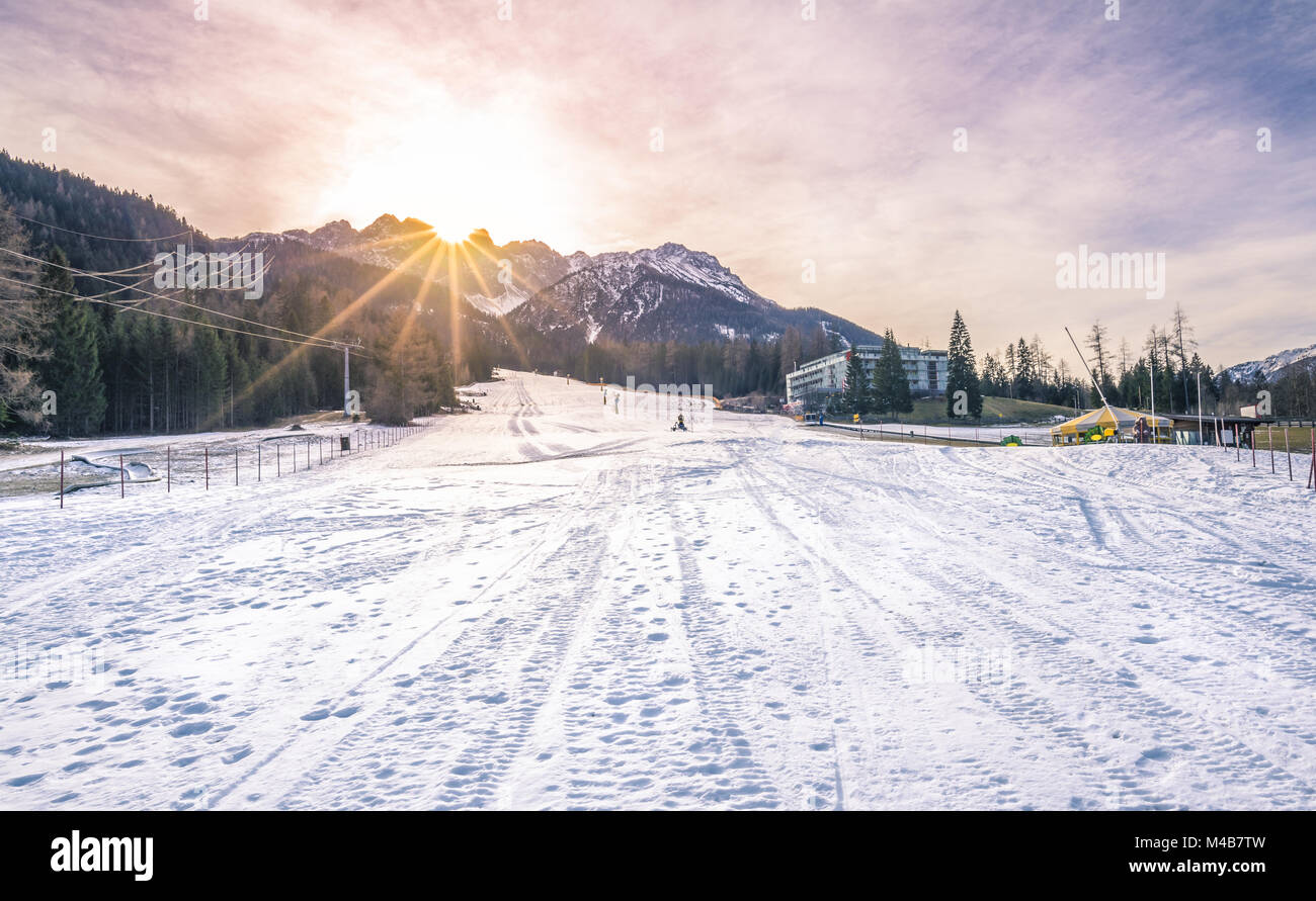Sunny day ski slope hi-res stock photography and images - Alamy