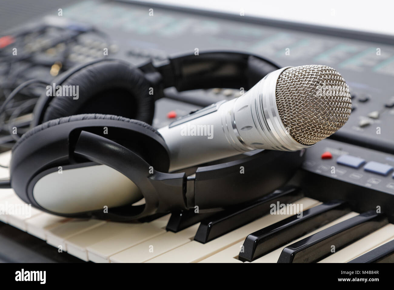Keyboard piano microphone hi-res stock photography and images - Alamy