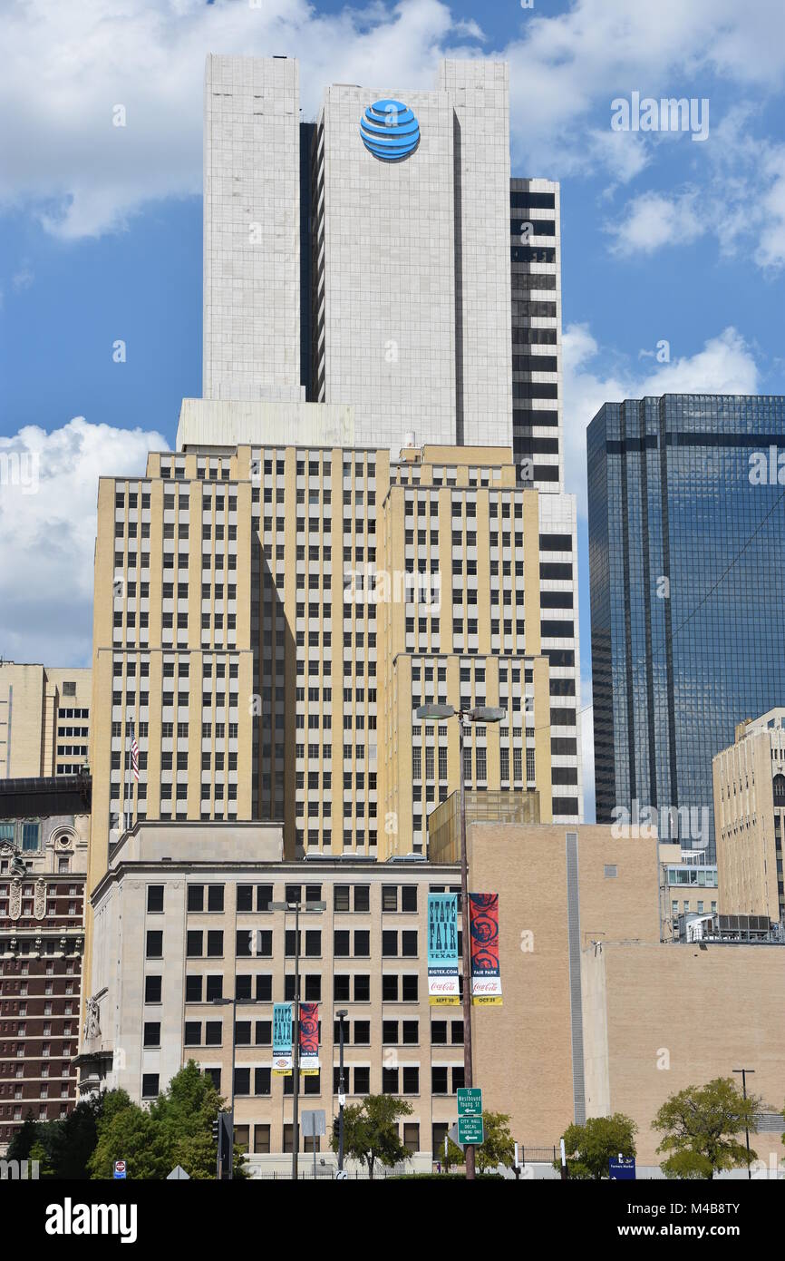 Commercial buildings in downtown dallas hi-res stock photography and ...