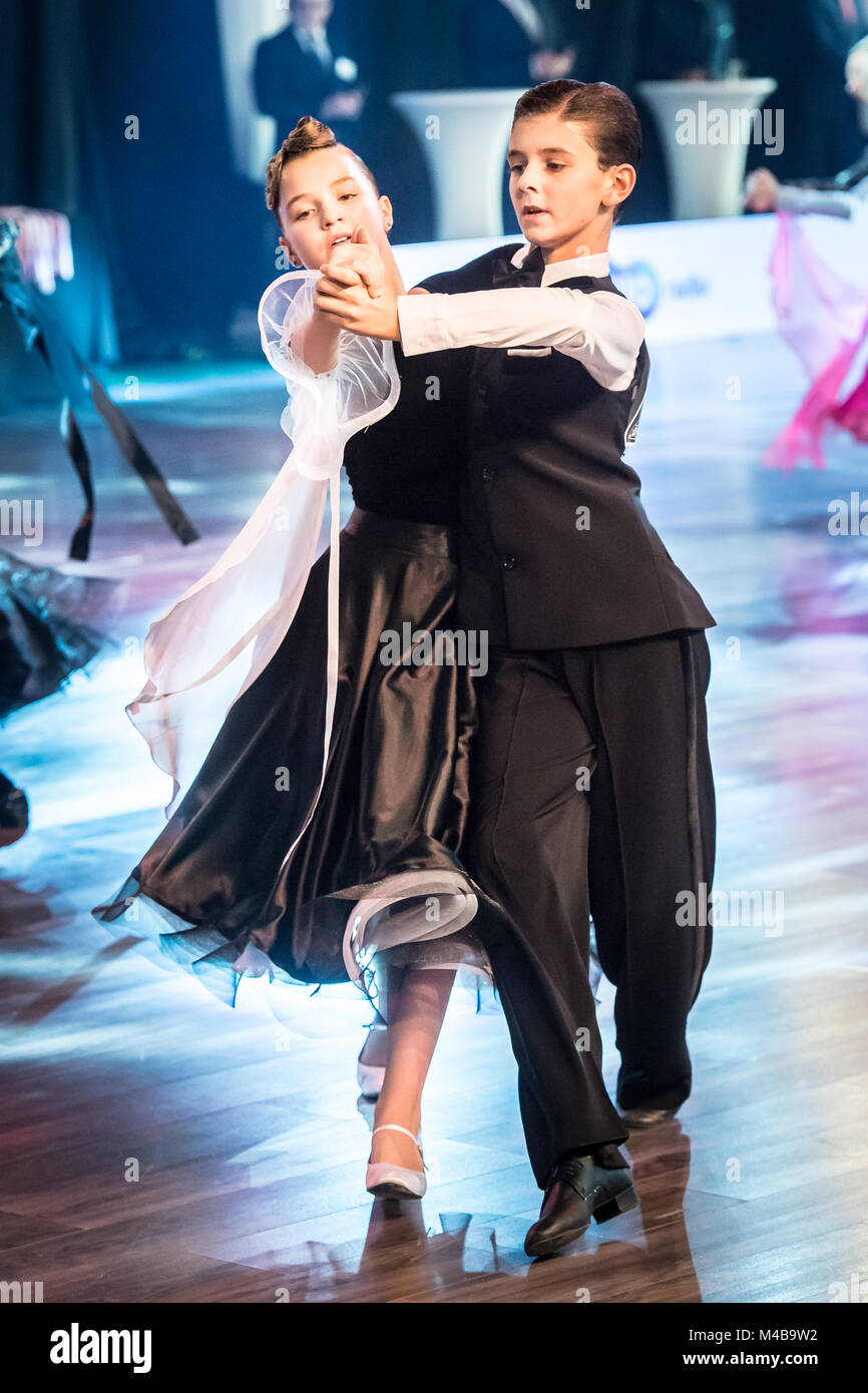 dancers dancing standard dance Stock Photo - Alamy